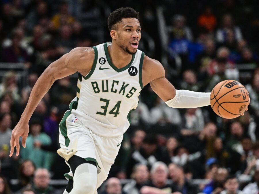 Giannis Antetokounmpo Suffers Right Wrist Sprain | Hoops Rumors