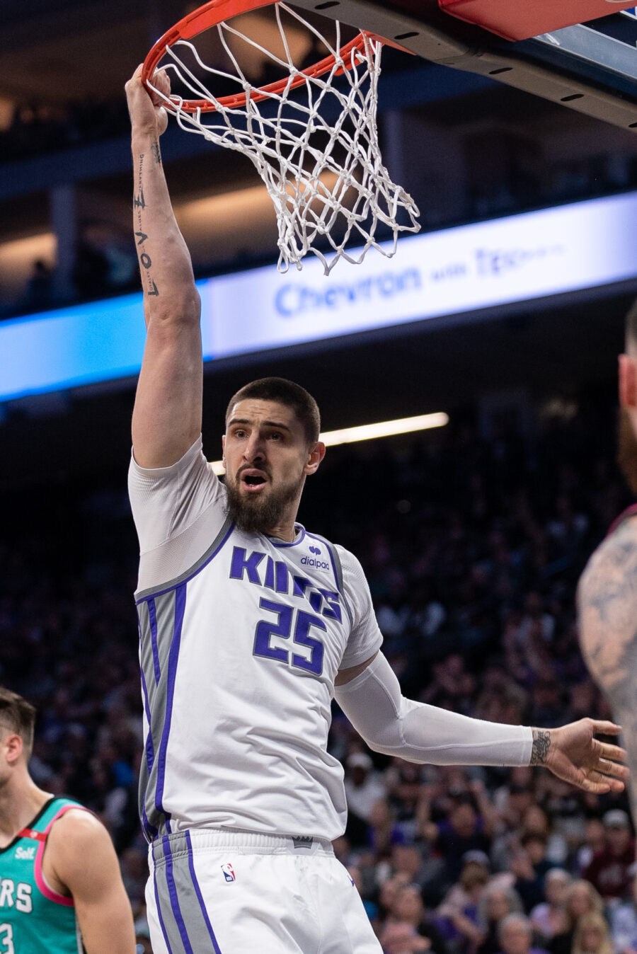 Alex Len Re-Signs With Kings | Hoops Rumors