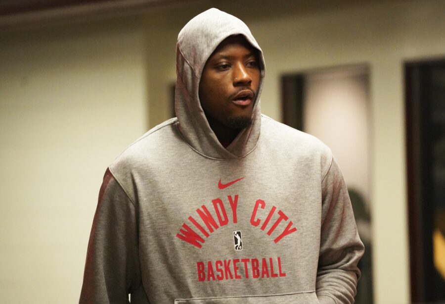 Bulls Re-Sign Forward Terry Taylor | Hoops Rumors